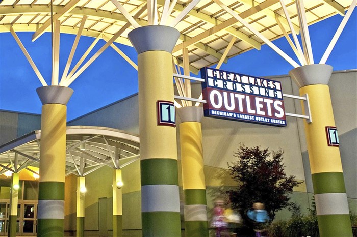 Great Lakes Crossing Shopping | Bus Trip | Great Canadian Holidays ...