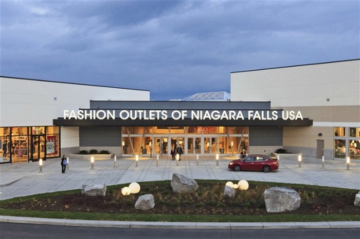 Niagara Fashion Outlets | Shopping Bus Trip | Great Canadian Holidays ...